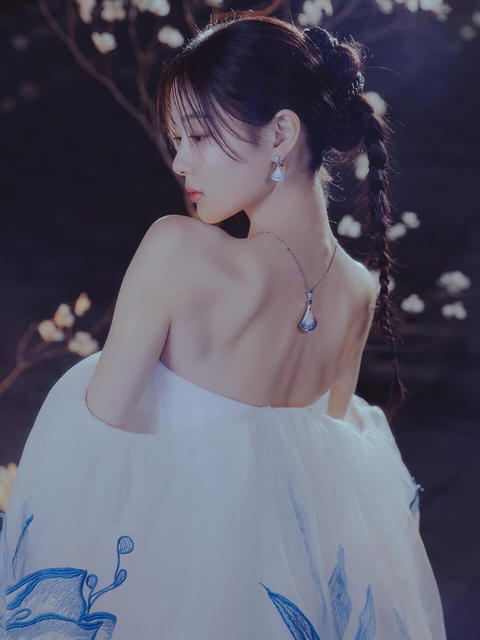 김유정, 단아한 고요 속에서 빛나는 몽환적 아름다움