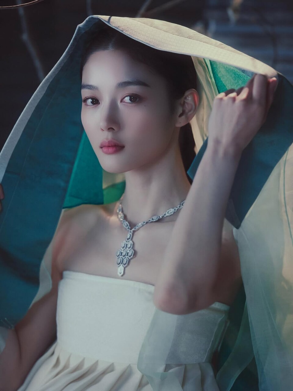 김유정, 단아한 고요 속에서 빛나는 몽환적 아름다움