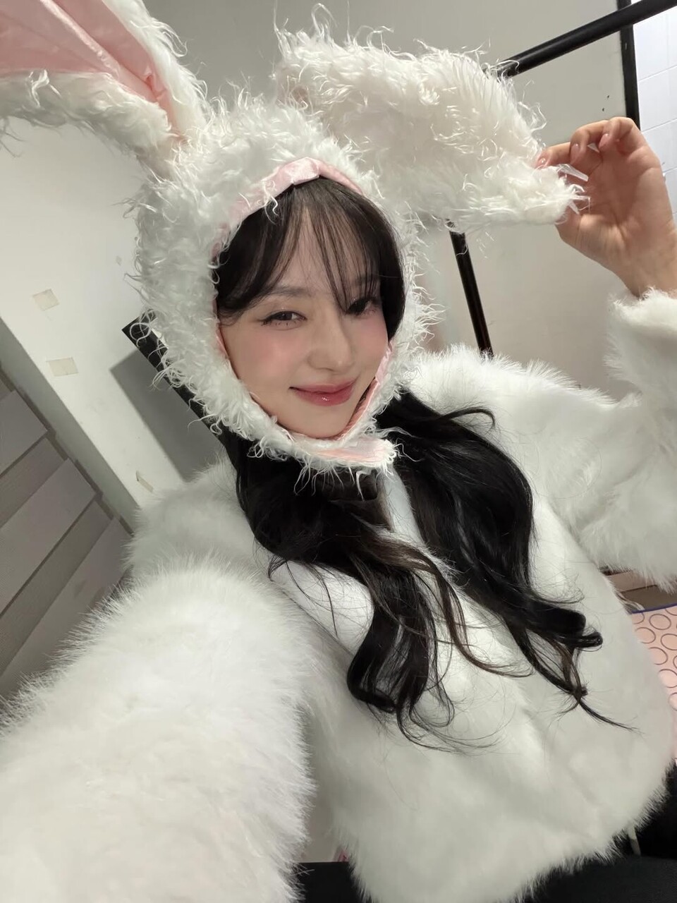 윈터, 겨울을 깨우는 ‘토끼 모자 셀카’ 공개… 계절과 꼭 닮은 사랑스러운 매력