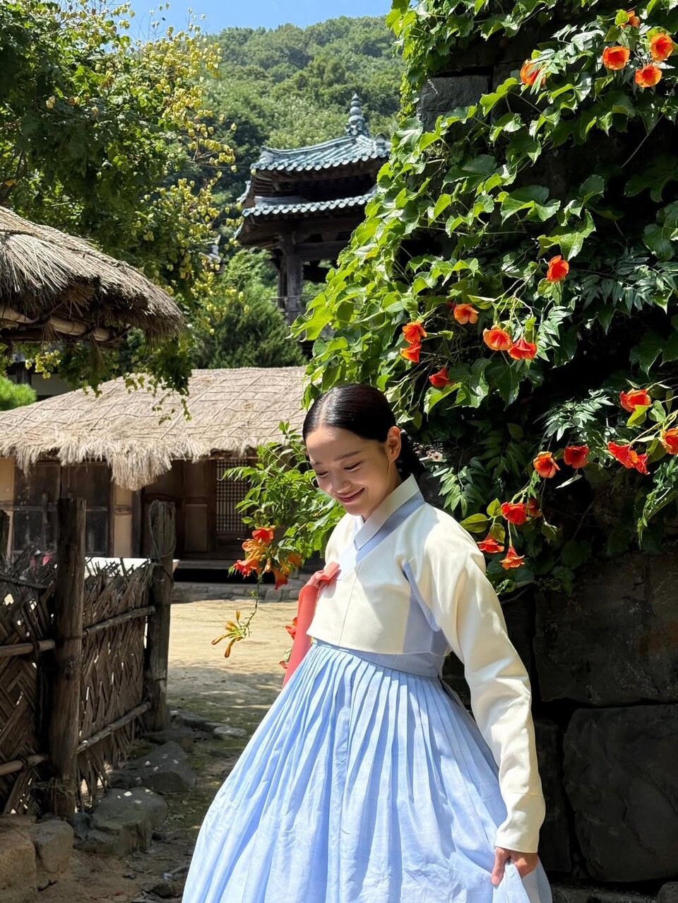 김세정, ‘이강에는 달이 흐른다’ 촬영장 비하인드 공개